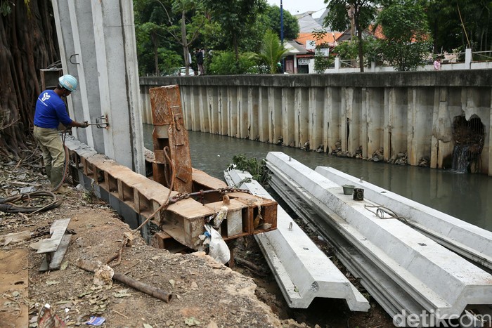 Potret Pemasangan Turap Kali Serong Rawasari