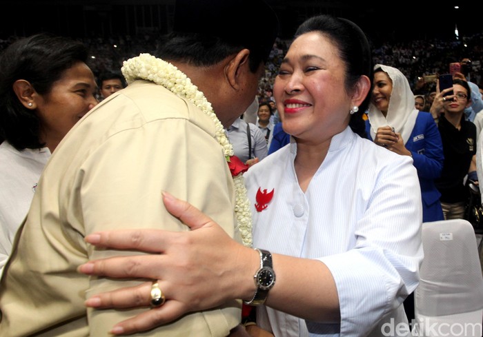 Cipika-cipiki, Begini Momen Kemesraan Prabowo-Titiek Cipika-cipiki, Begini Momen Kemesraan Prabowo-Titiek