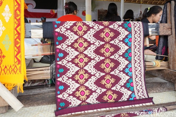 Foto: Tenun Gringsing, Mahakarya Budaya Bali Berharga Mahal