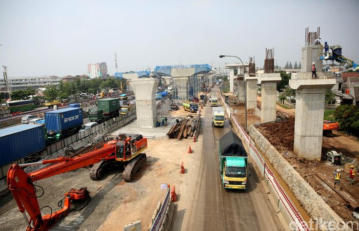 Melihat Proyek Pembangunan LRT di Kawasan Jakarta-Cikampek