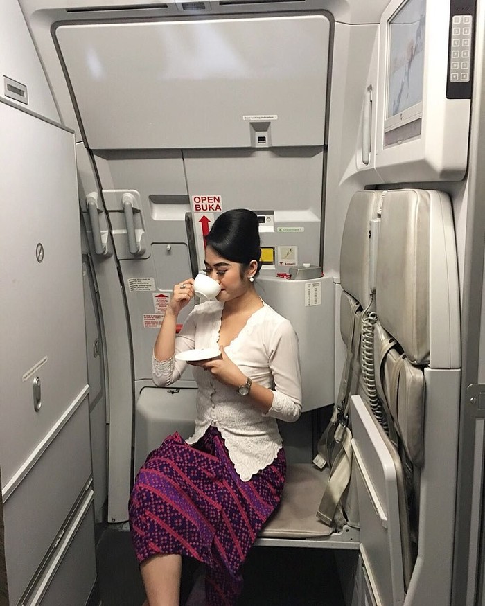 Gaya Keren Heksa Putri, Pramugari Cantik yang Doyan Ngeteh
