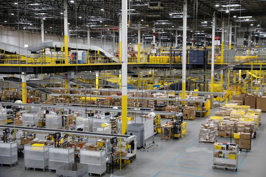 Mengintip Kesibukan Gudang Toko Online Antar 180 Juta Barang