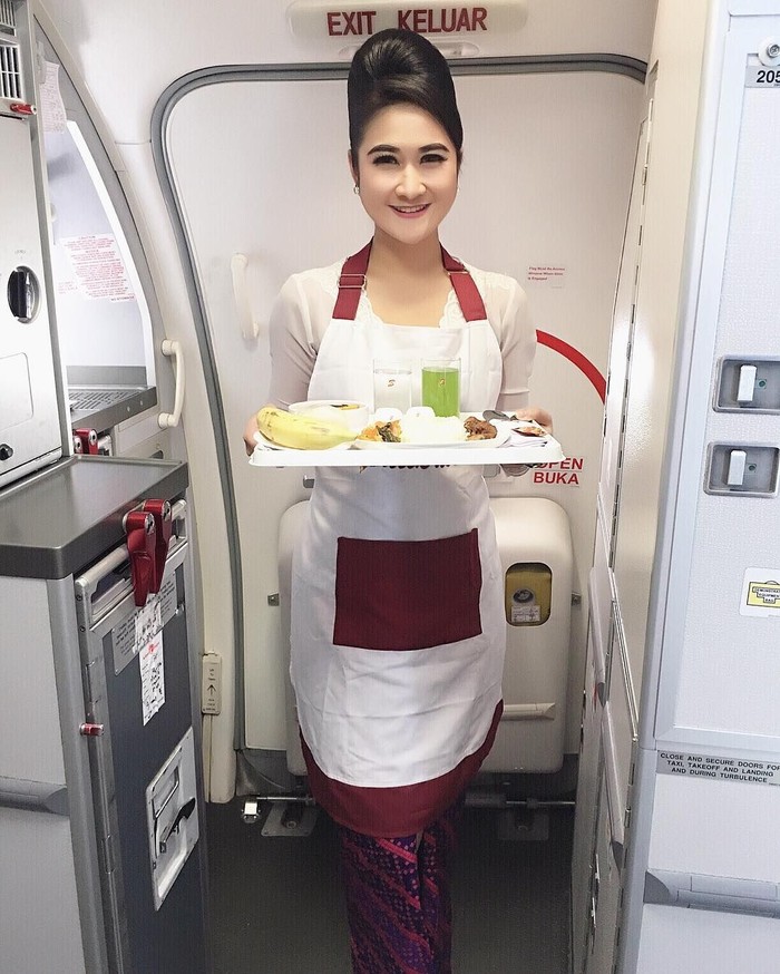 Gaya Keren Heksa Putri, Pramugari Cantik yang Doyan Ngeteh