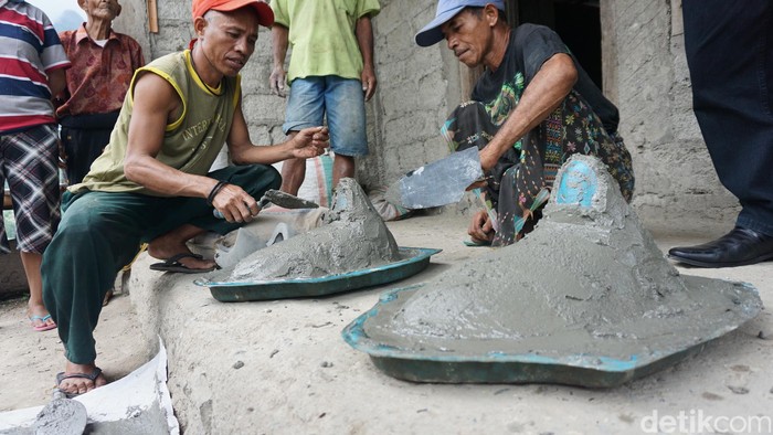 Foto: Proses Pembuatan Jamban Sederhana oleh Warga Pedalaman NTT