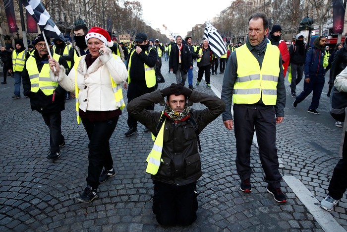 Massa Rompi Kuning Mulai Berdatangan ke Paris