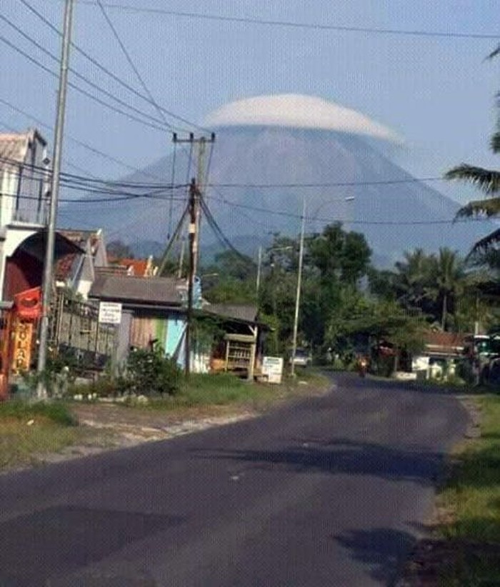 Penampakan Gunung Semeru 'Bertopi' Awan