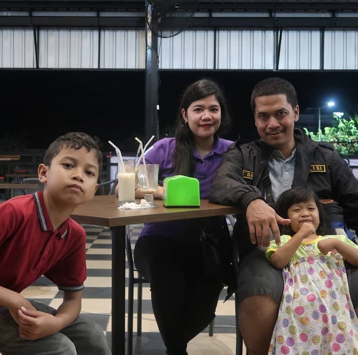 Gaya Makan Asyik Polisi Gamer dan YouTuber, Dede Sumarna