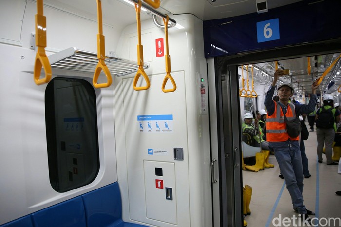 Mengintip Kerennya Interior MRT Jakarta