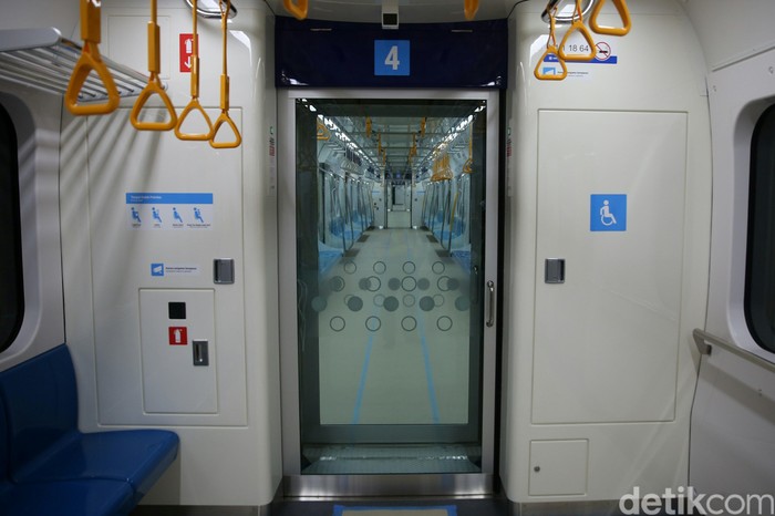 Mengintip Kerennya Interior MRT Jakarta