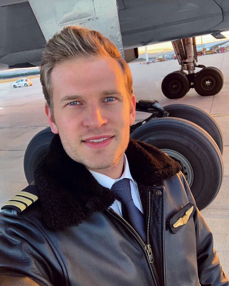 Potret Pilot Ganteng yang Senang ke Pantai