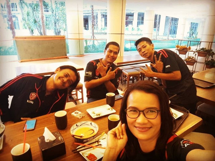 Gaya Makan Asyik Polisi Gamer dan YouTuber, Dede Sumarna