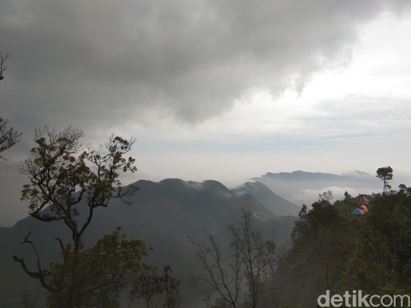 Foto: Liburan Naik Gunung Burangrang