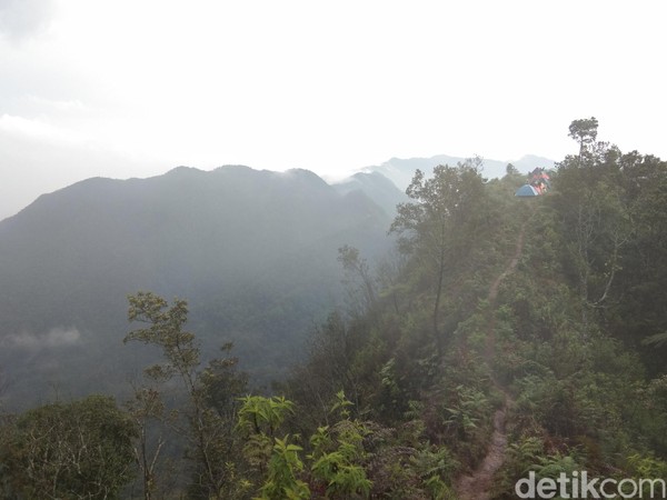 Foto: Liburan Naik Gunung Burangrang