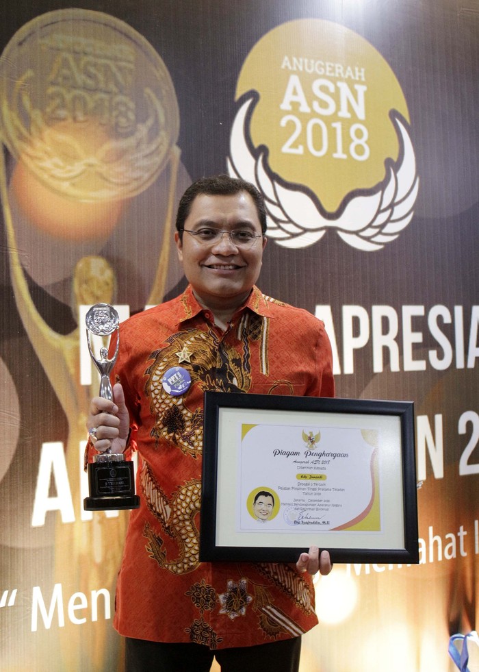 Kepala Dinas PTSP DKI Jakarta Raih Anugerah ASN 2018