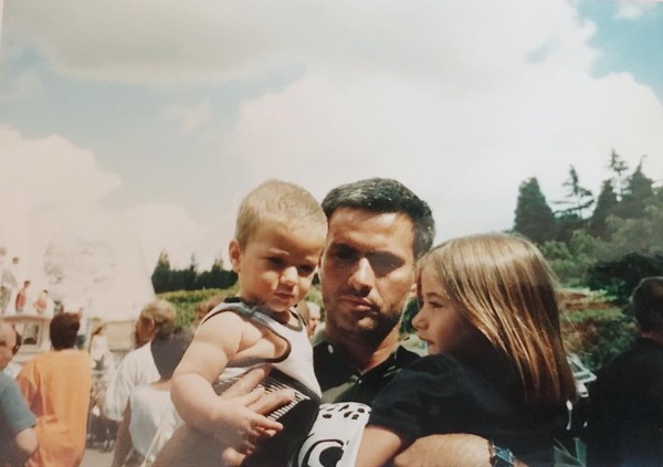 Liburan Keliling Dunia Si Putri Cantik Jose Mourinho