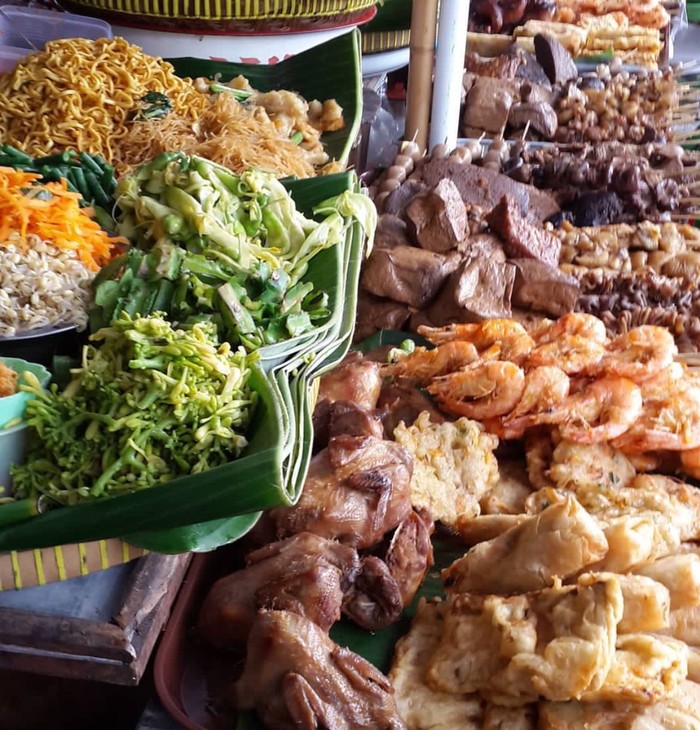 Aduh, Enaknya! Sarapan Pecel Kembang Turi Plus Rempeyek