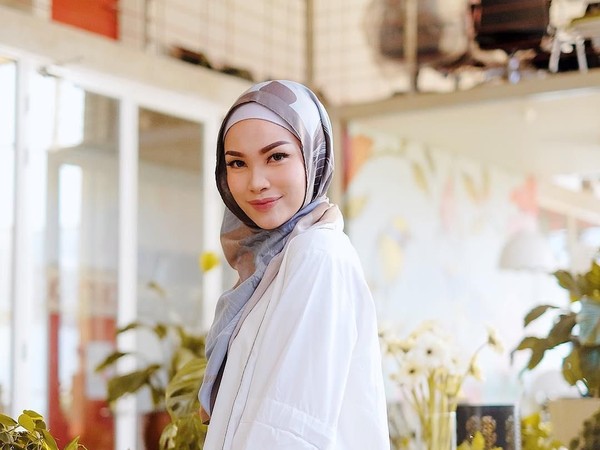 Alvianto Wedding Hijab Style: Fifi Alvianto, Blogger & Pemilik Label