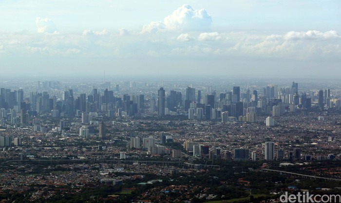 Menikmati Keindahan Kota Jakarta dari Udara
