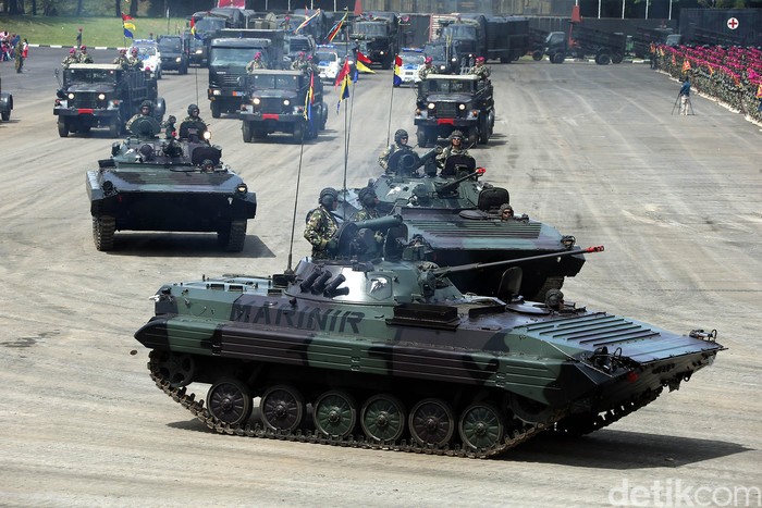 Gahar! Tank-tank Tempur Marinir Pamer Moncong