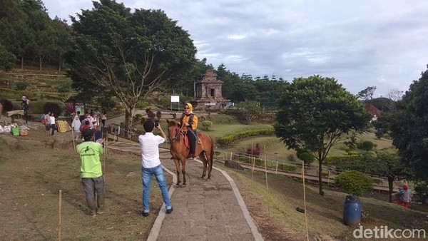 Foto: Berkuda Keliling Candi di Kaki Gunung, Mau?