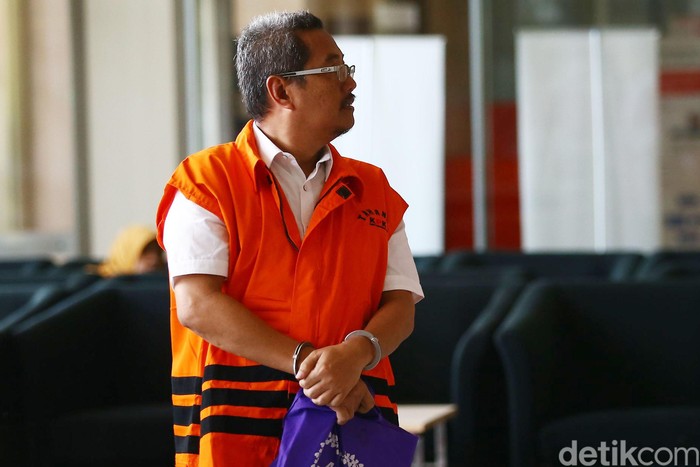 Foto 'Fashion' Terbaru Tahanan KPK: Rompi Oranye Plus Borgol!