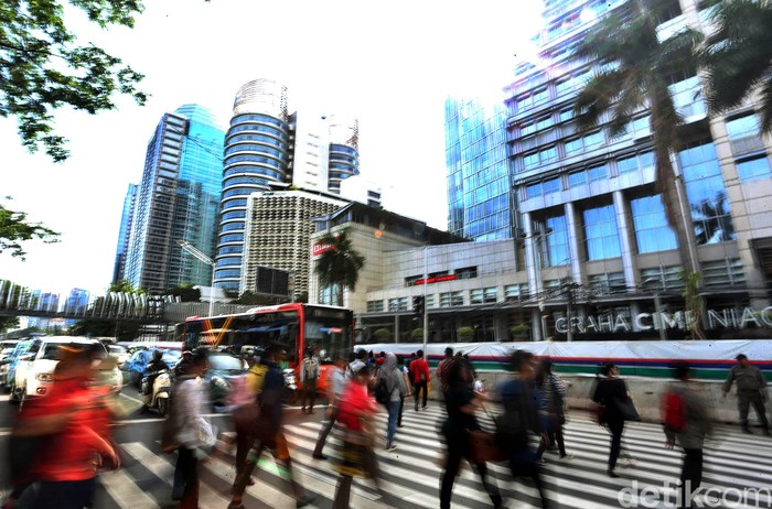 Potret Kesibukan Warga Jakarta Usai Libur Akhir Tahun Potret Kesibukan Warga Jakarta Usai Libur Akhir Tahun