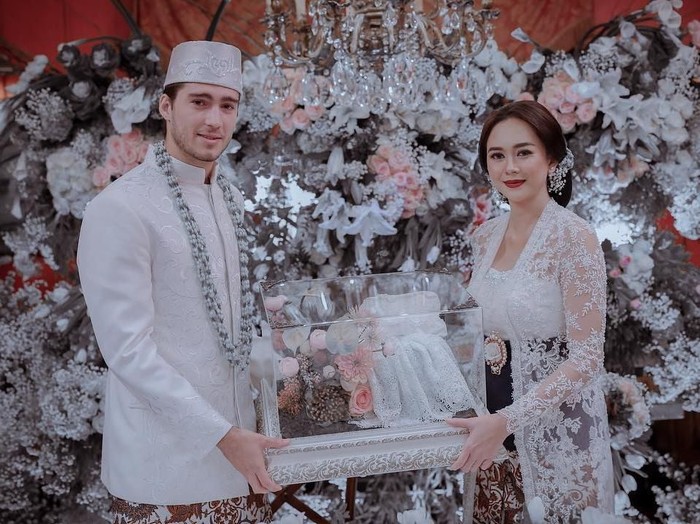 Akhirnya! Aura Kasih Blak-blakan soal Pernikahannya Akhirnya! Aura Kasih Blak-blakan soal Pernikahannya