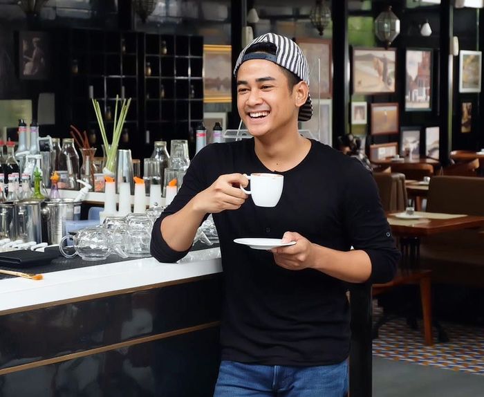 Mantan Vanessa Angel, Dwi Andhika Punya Gaya Keren Saat Ngopi dan Makan