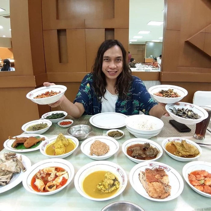 Aksi Gerry Girianza, Chef Muda Sekaligus YouTuber yang Doyan Makan Enak