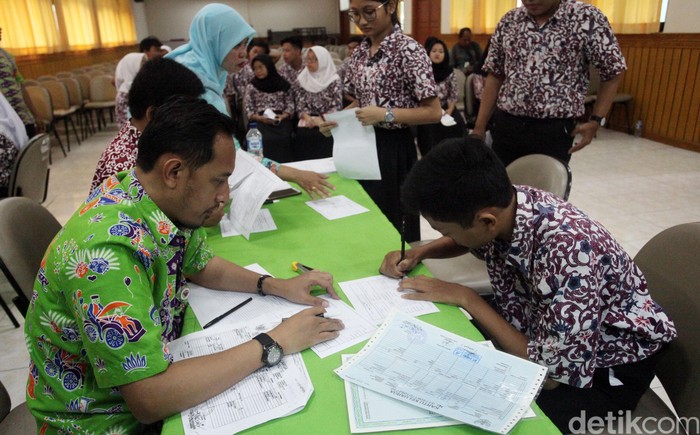 Puluhan Siswa SMK 28 Antre Bikin e-KTP