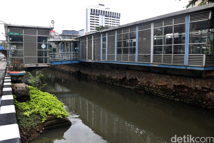Ngeri! Dinding Kali di Bawah Halte TransJ Olimo Keropos dan Berlubang