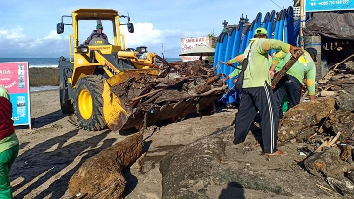 Pantai Kuta Diserbu Sampah Kiriman, 4 Alat Berat Dikerahkan