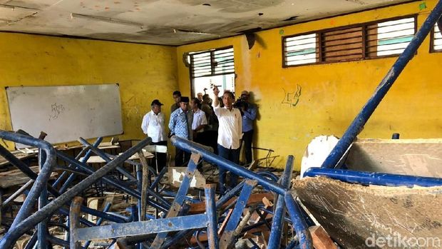 Jokowi Sidak Bangunan SMP 1 Muara Gembong yang Rusak Parah Jokowi Sidak Bangunan SMP 1 Muara Gembong yang Rusak Parah