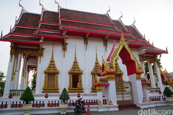 Foto: Vihara di Phuket yang Bikin Terpana