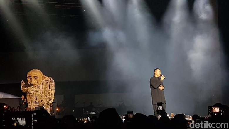 Di Konser 'Monokrom', Tulus Bawakan Lagu Khas Sumatera Barat Versi Orkestra