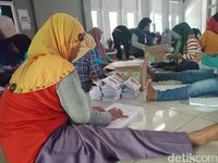 Berkah Pemilu, Emak-emak Pangandaran Jadi Pelipat Surat Suara Berkah Pemilu, Emak-emak Pangandaran Jadi Pelipat Surat Suara