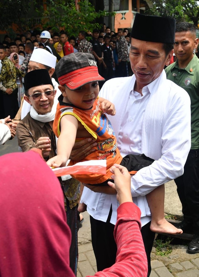 Foto: Pelukan Rafi Ahmad untuk Jokowi