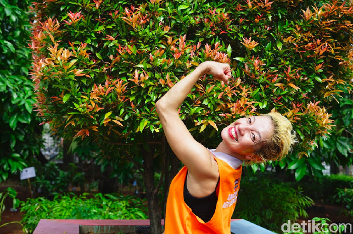 Si Lincah Vicky Burky, Ratu Aerobik yang Punya 'Ritual' Terapi Urine