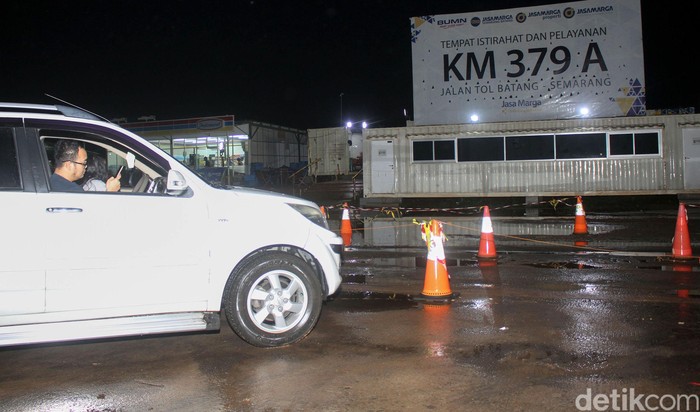 Rest Area KM 379A Tol Trans Jawa Becek dan Gelap