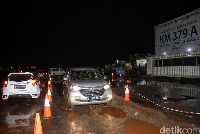 Rest Area KM 379A Tol Trans Jawa Becek dan Gelap