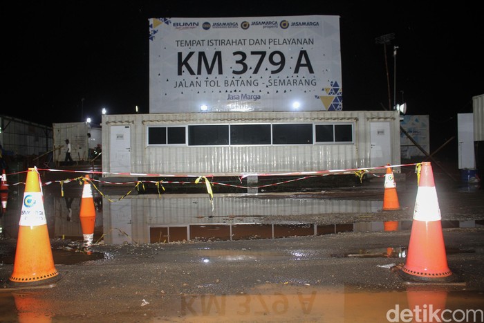 Rest Area KM 379A Tol Trans Jawa Becek dan Gelap