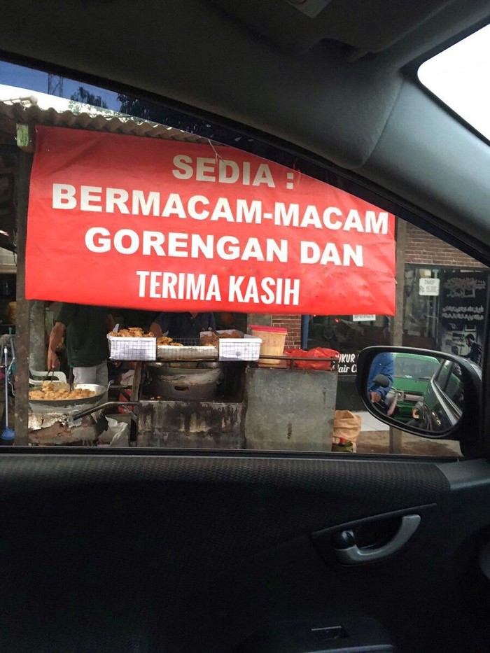 Netizen Kompak Bikin Meme Spanduk Gorengan yang Jadi Viral