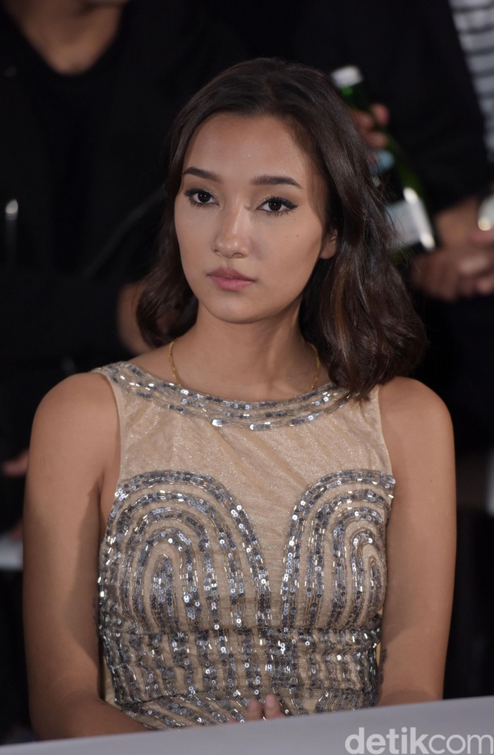 Tatap Mata Tajam Carissa Perusset