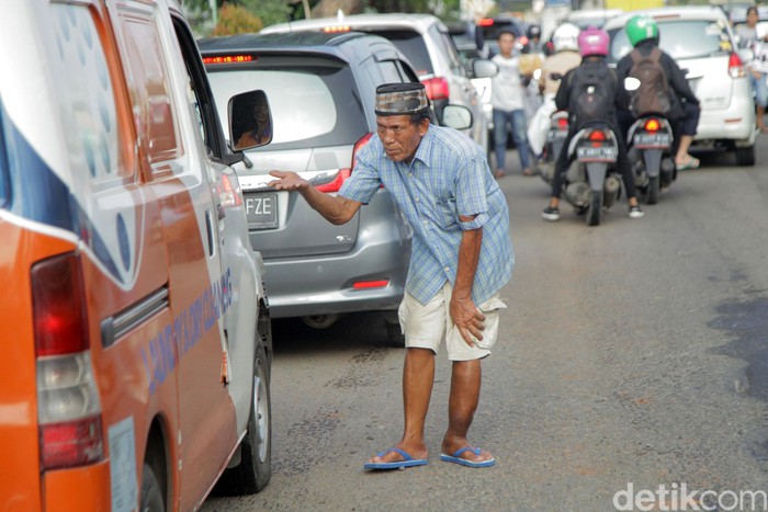 Potret Pengemis di Tengah Kepadatan Lalu-lintas di Bekasi