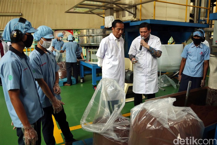 Gaya Jokowi Swafoto Bersama Karyawan di Pabrik Mayora