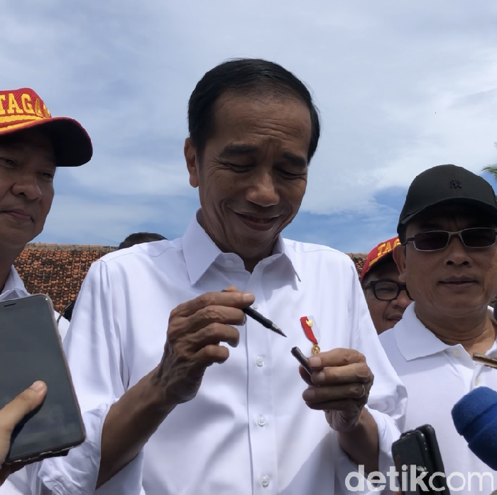Saat Jokowi Pamer Pulpen yang Dituding Jadi Alat Komunikasi Debat Saat Jokowi Pamer Pulpen yang Dituding Jadi Alat Komunikasi Debat