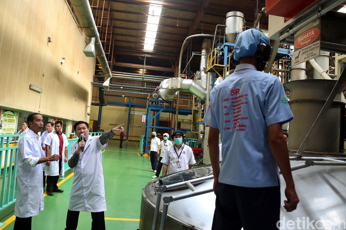 Gaya Jokowi Swafoto Bersama Karyawan di Pabrik Mayora