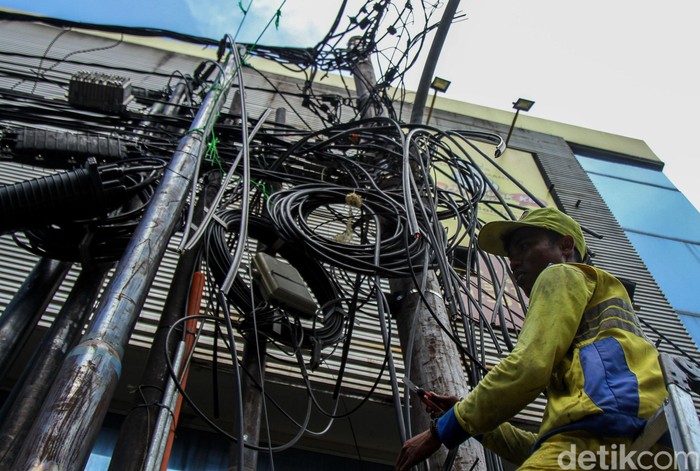 Kabel Semrawut di Jakarta Mulai Ditertibkan