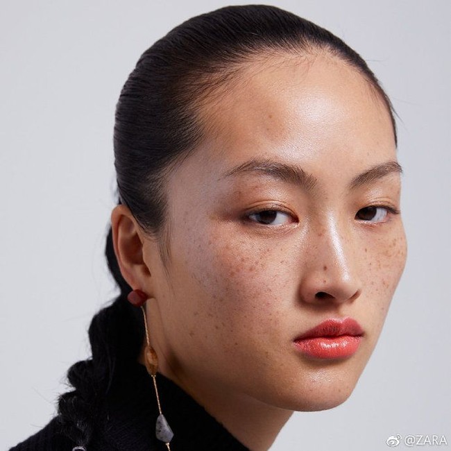 Potret Li Jingwen, Model Zara yang Jadi Viral Gara-gara Freckles