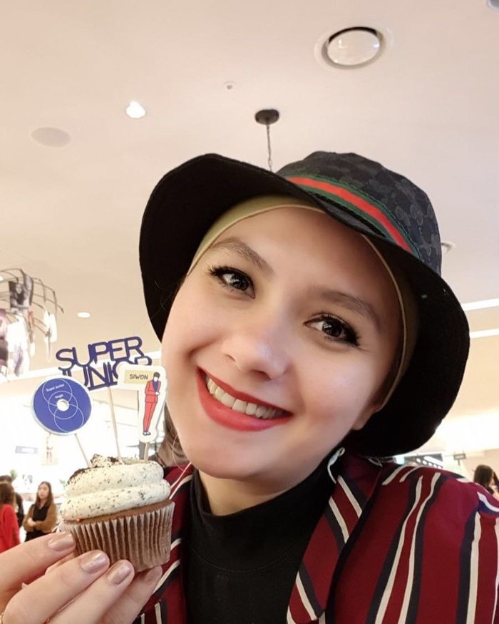 Serunya Viona Rosalina Saat Makan Bareng Keluarga hingga Geng Kepompong